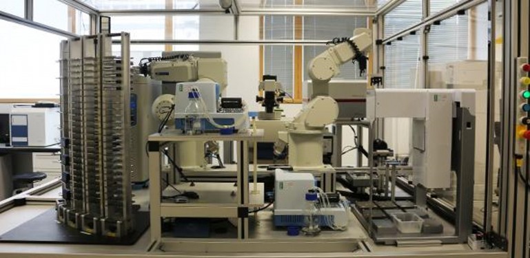 Robot Bilim İnsanı Eve Sayesinde İlaç Bulmak Kolaylaşıyor